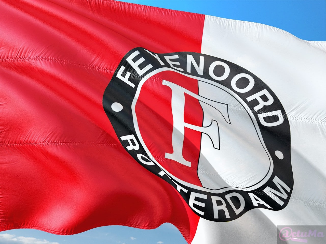 Feyenoord houdt koppositie vast na late beslissing tegen Utrecht